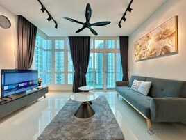 Apartamento conforto, 2 quartos, sacada, vista para a piscina | Área de estar | TV de tela plana