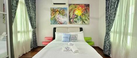 Quarto de hotel com cama, ar condicionado, quadro na parede e cortinas.