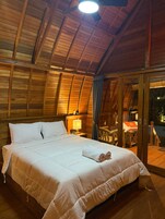 Cabana de Madeira Clássica, 1 quarto | Secretária, ferro/tábua de engomar, Wi-fi grátis 
