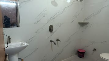 Quarto triplo | Banheiro | Chuveiro, toalhas de banho, sabonete