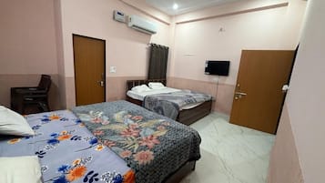 Quarto triplo | Escrivaninha