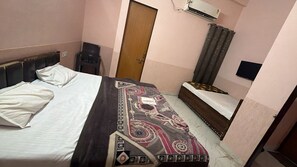 Quarto triplo | Escrivaninha