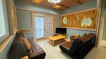 Quarto quádruplo standard, vista para a montanha (Quadruple Room) | Wi-Fi de cortesia