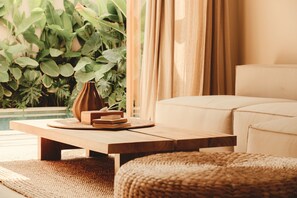 Vila, 2 quartos, vista para a piscina | Área de estar | Smart TV 65 polegadas com canais digitais, TV, Netflix