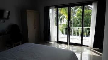 Quarto Duplo Deluxe, vista para o mar | Secretária, secretária adequada para computadores portáteis