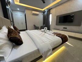 Quarto Superior, Vista para a cidade | Secretária, secretária adequada para computadores portáteis 