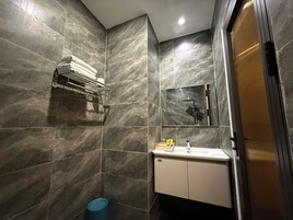 Quarto Quádruplo Superior, Vista para a cidade | Casa de banho | Um polibã, chinelos, toalhas fornecidas, sabão