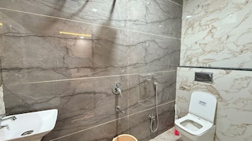 Estúdio família | Banheiro | Chuveiro, chinelos, toalhas de banho, sabonete