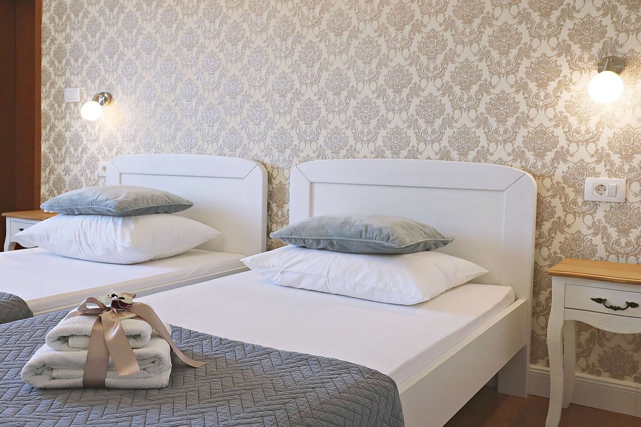 Six Bedroom Villa With Heated Pool - Ploče