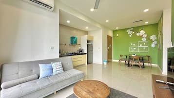 Apartamento Clássico, 1 cama queen-size, varanda, vista para o lago | Sala de estar