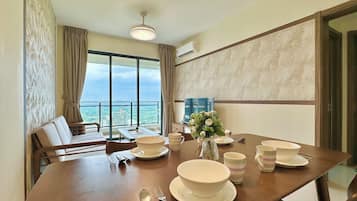 Apartamento Básico, 2 quartos, junto à praia | Refeições no quarto