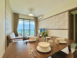 Apartamento básico, 2 quartos, ao lado da praia | Opções para refeição no quarto