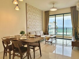 Apartamento básico, 2 quartos, ao lado da praia | Opções para refeição no quarto