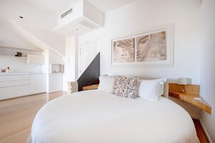Quarto triplo luxo, vista para a cidade | Individualmente decorados, individualmente mobiliados, Wi-Fi de cortesia