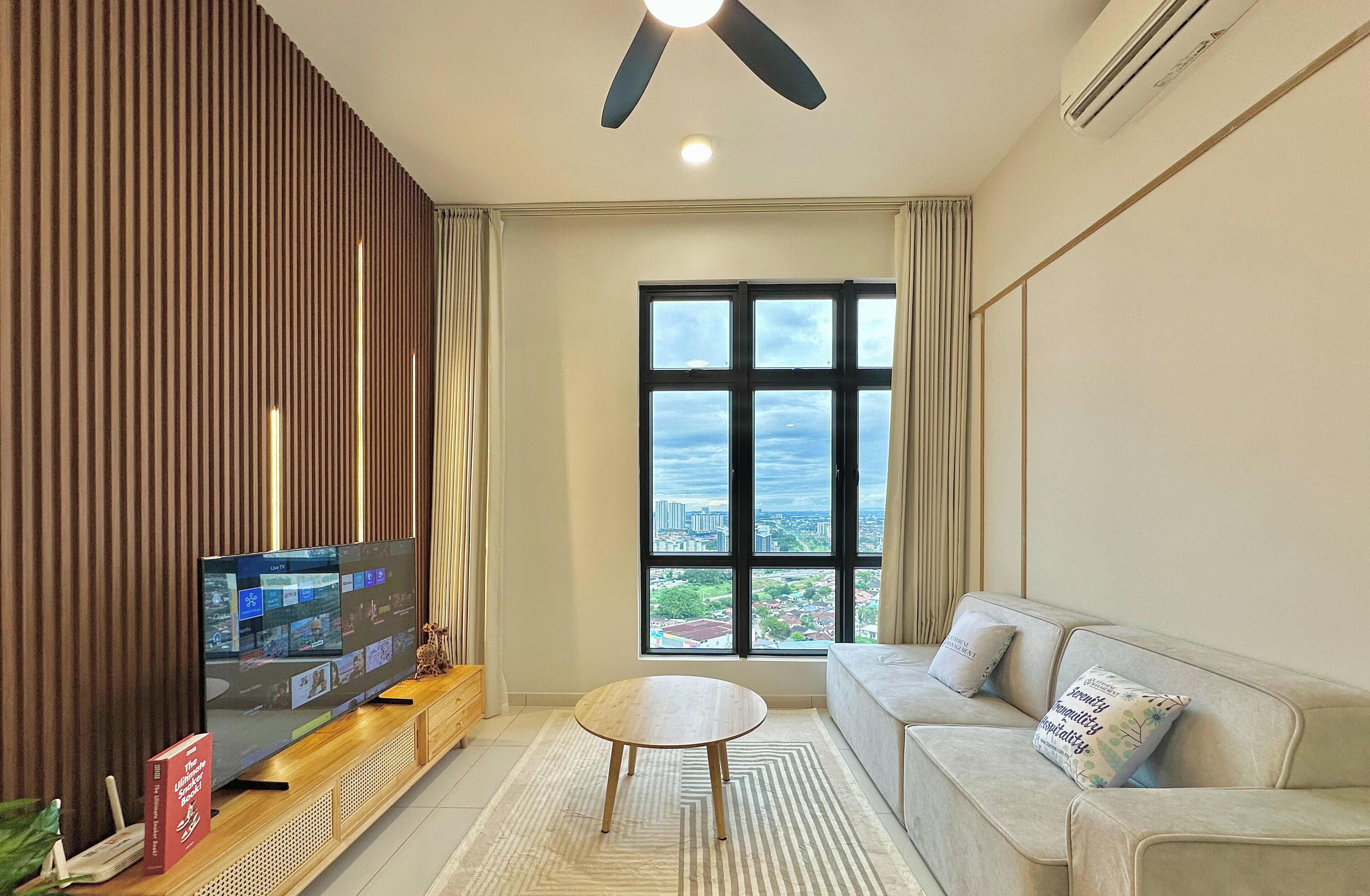 Apartamento Deluxe, 2 quartos, Vista para a cidade | Sala de estar | TV de ecrã plano 