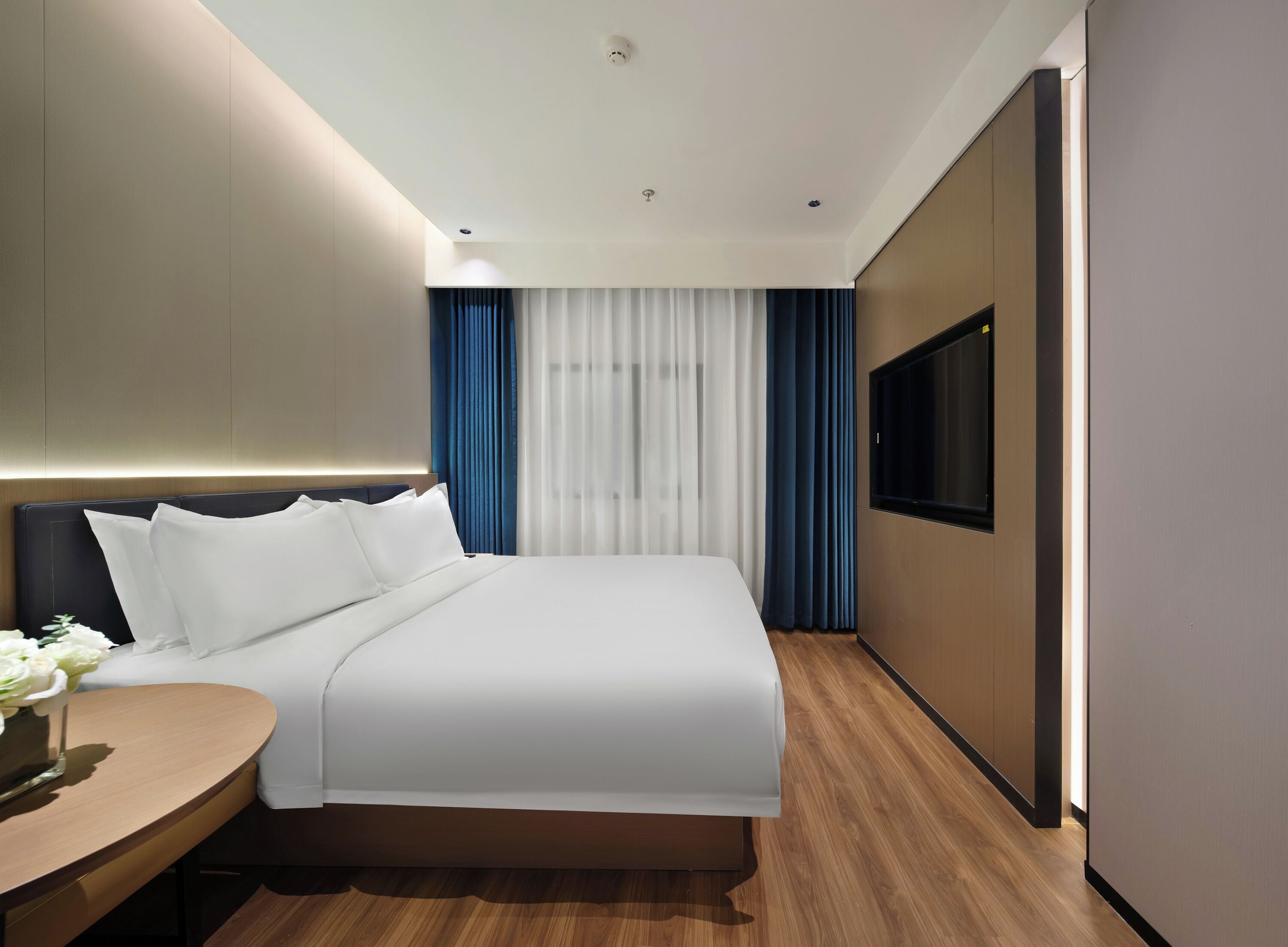 Quarto casal superior, serviço de arrumação | Escrivaninha, Wi-Fi de cortesia, roupa de cama