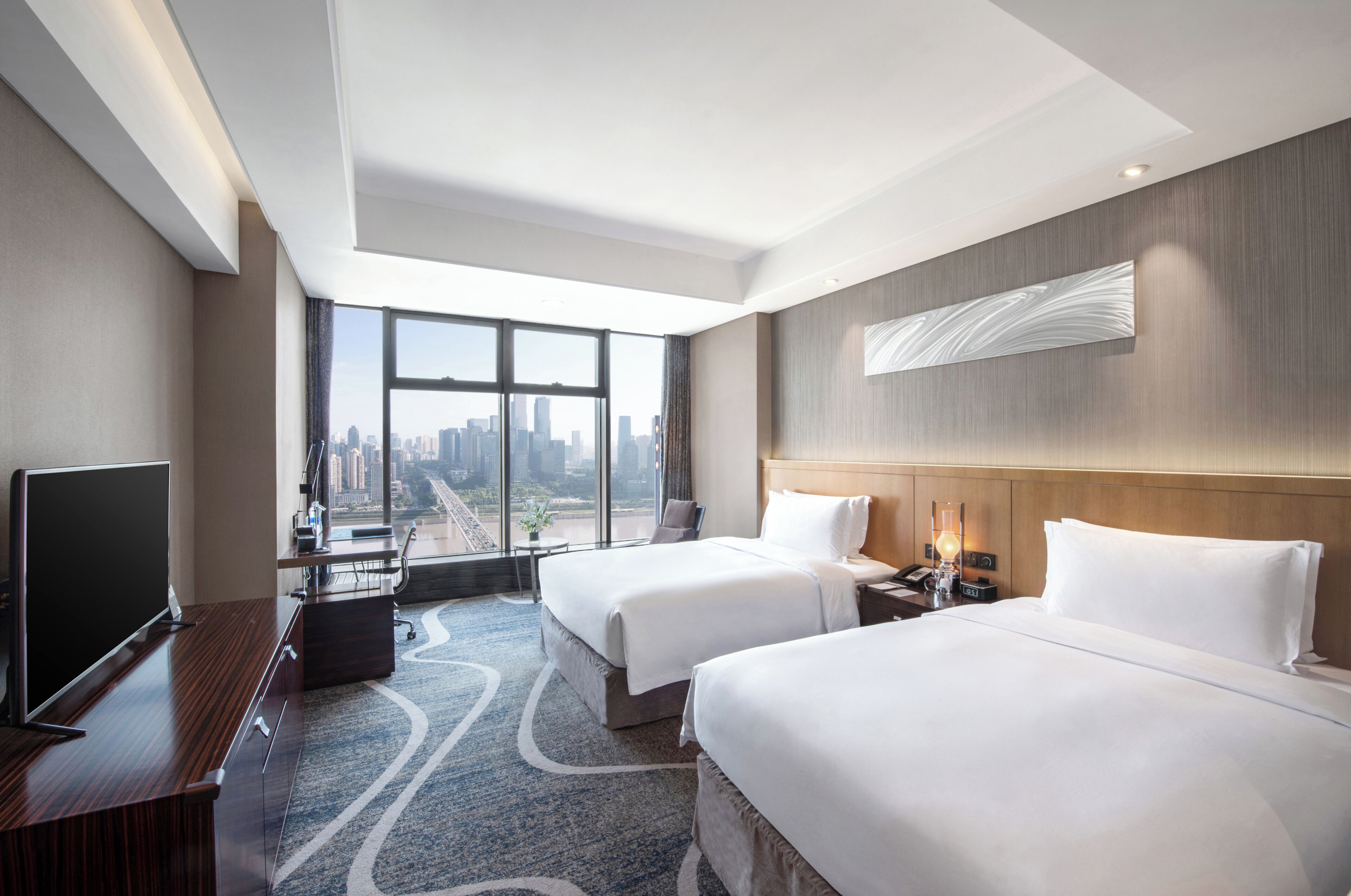 Quarto Twin Deluxe, vista para o rio | Cofre no quarto, secretária 