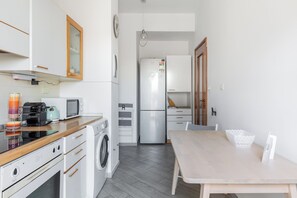 Apartamento | Cozinha privada | Uma máquina de café expresso, uma chaleira elétrica 