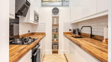 Um frigorífico, um micro-ondas, um forno, uma placa de cozinha