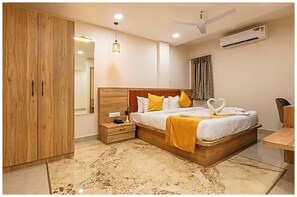 Quarto casal premium, ar-condicionado | Roupas de cama antialérgicas, escrivaninha, Wi-Fi de cortesia