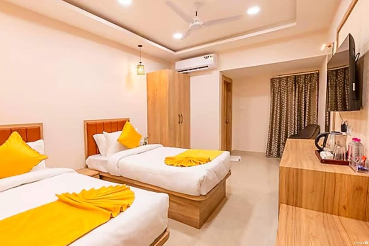 Quarto casal luxo, ar-condicionado | Roupas de cama antialérgicas, escrivaninha, Wi-Fi de cortesia