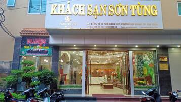 Hotel Khach Sansong Tung, com placa, entrada e área de recepção visível.