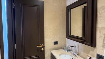 Navona Suite | Casa de banho | Um polibã, artigos de higiene pessoal grátis, um secador de cabelo