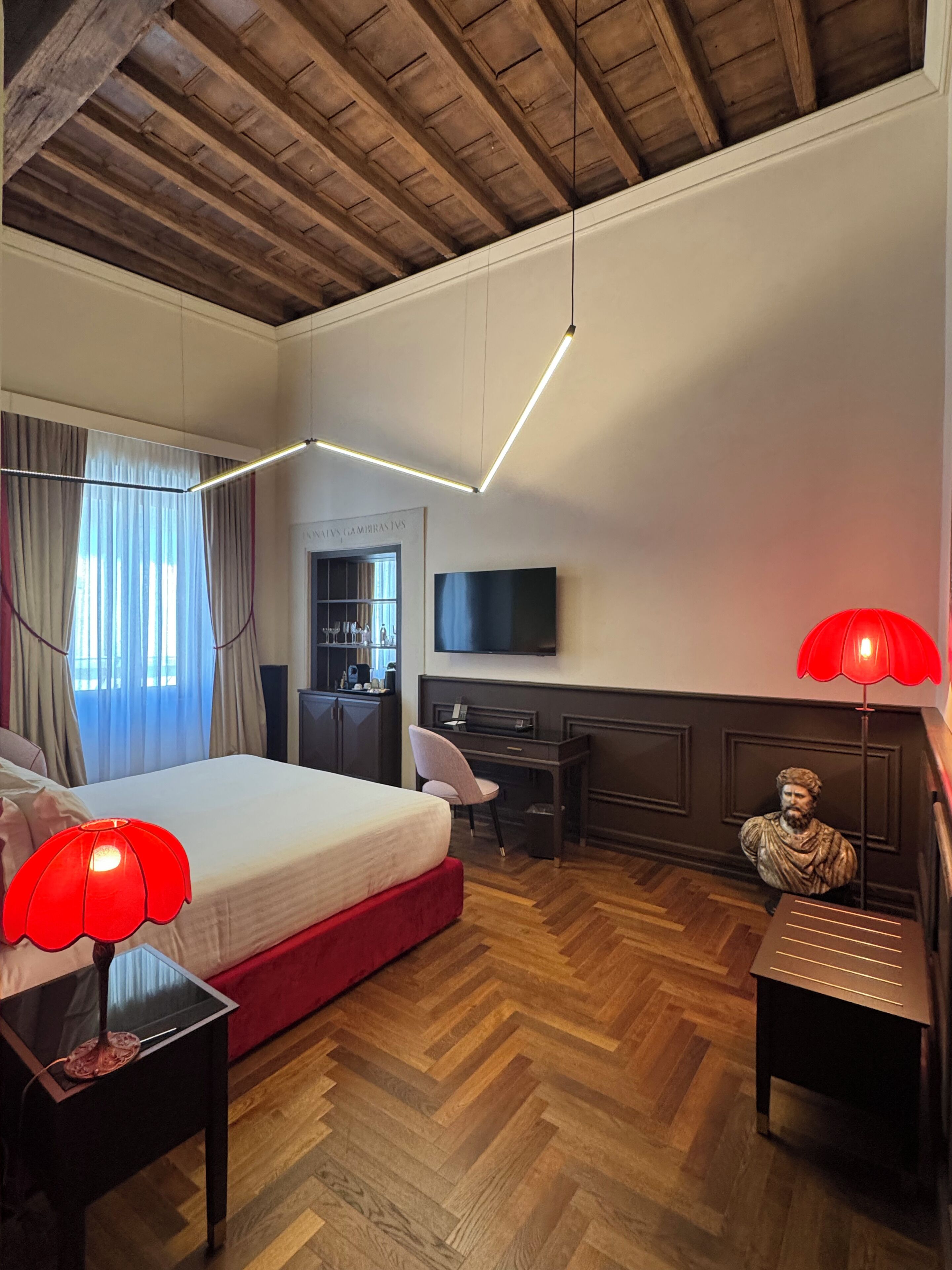 Minibar, cofre no quarto, secretária, Wi-fi grátis 