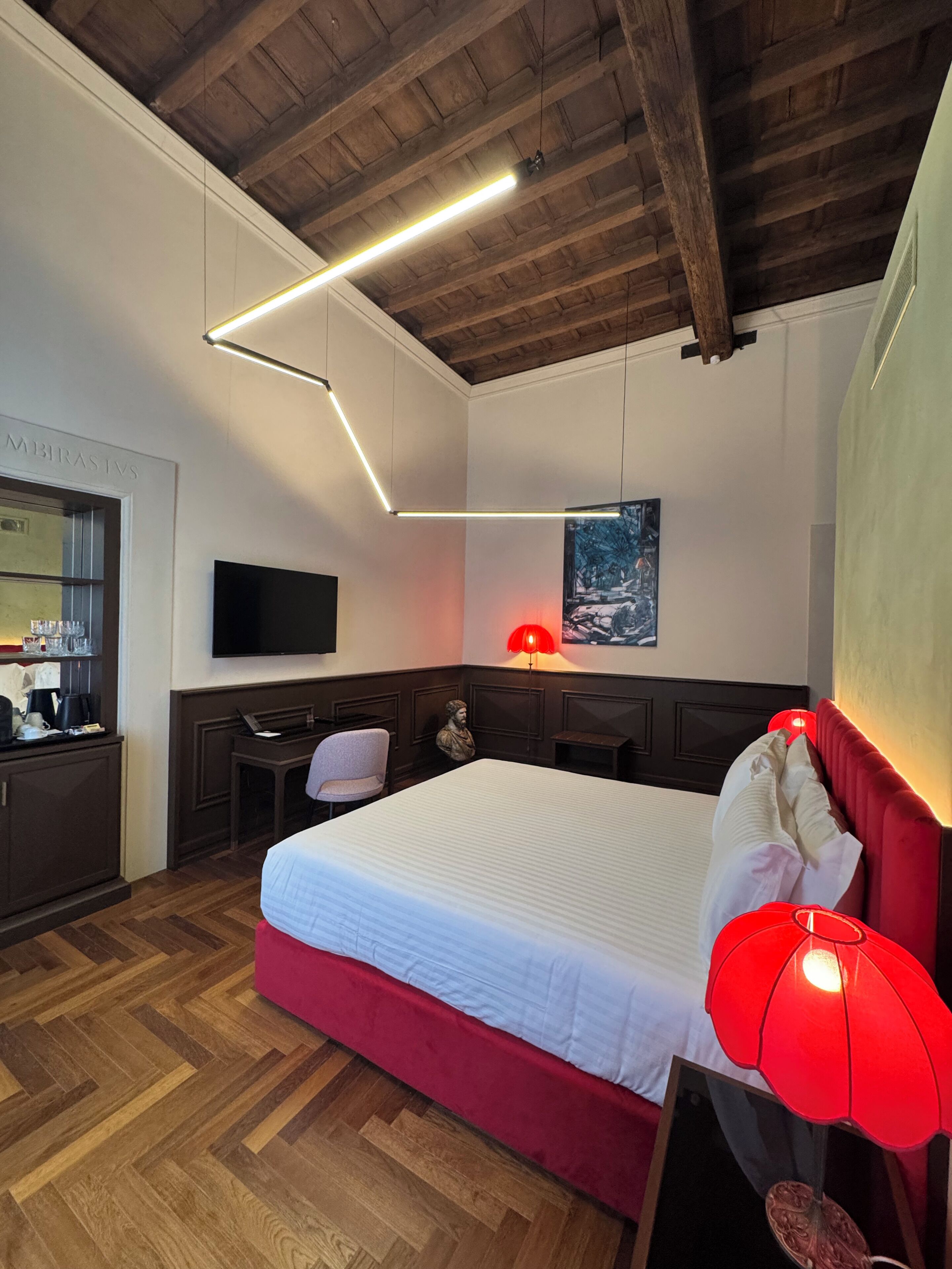 Minibar, cofre no quarto, secretária, Wi-fi grátis 