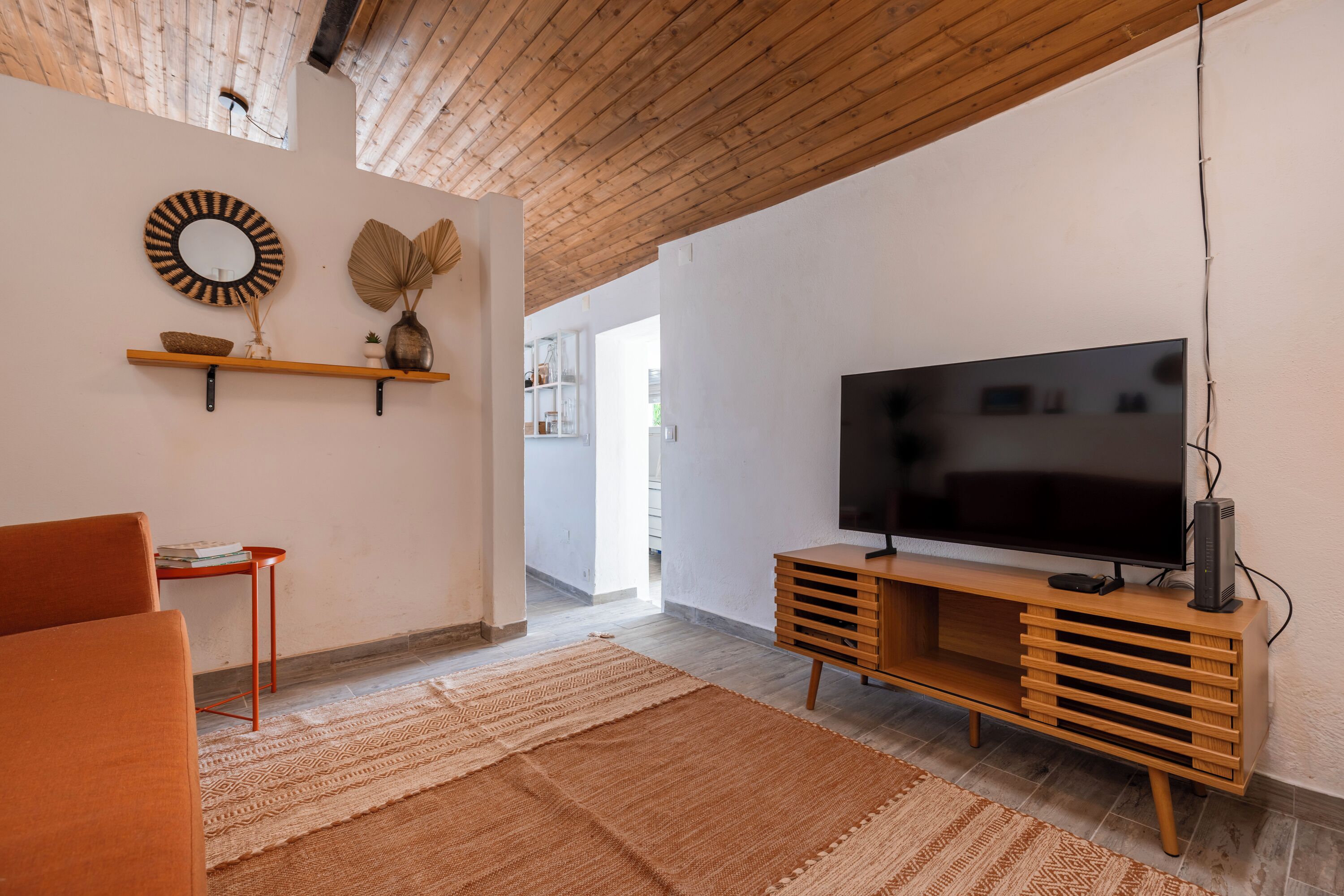 Casa geminada clássica, vista para o jardim | Área de estar | TV de tela plana