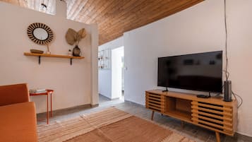 Casa geminada clássica, vista para o jardim | Área de estar | TV de tela plana
