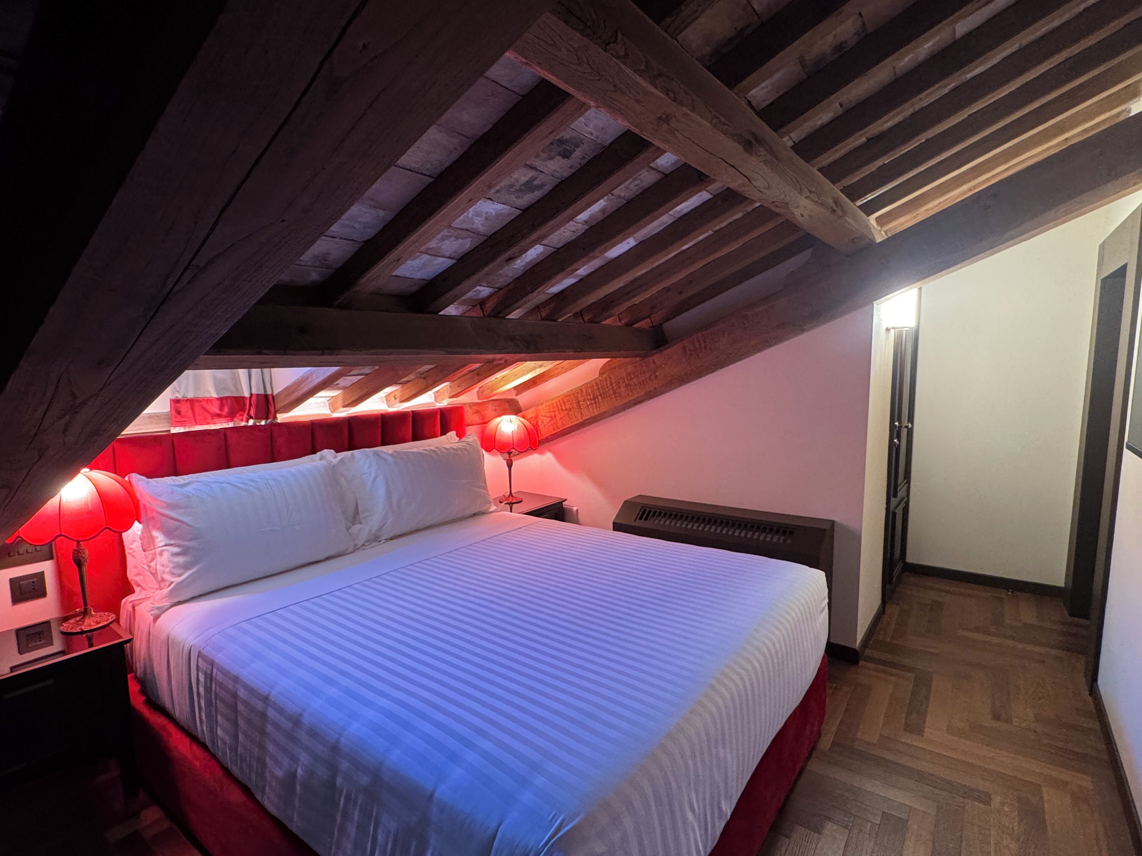 Minibar, cofre no quarto, secretária, Wi-fi grátis 