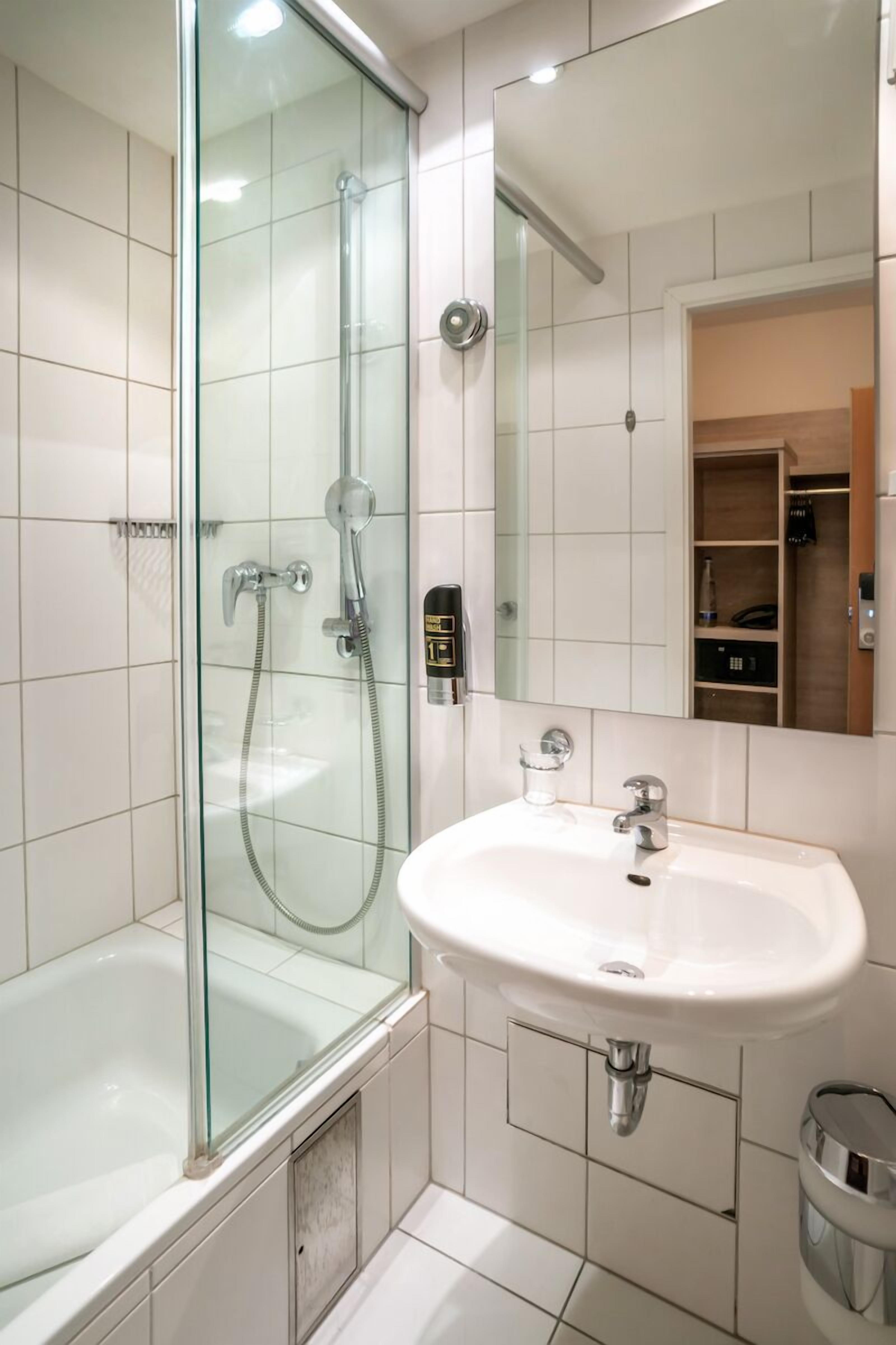 Einzelzimmer City (ohne Klimaanlage) | Banheiro | Secador de cabelo, toalhas de banho, papel higiênico 