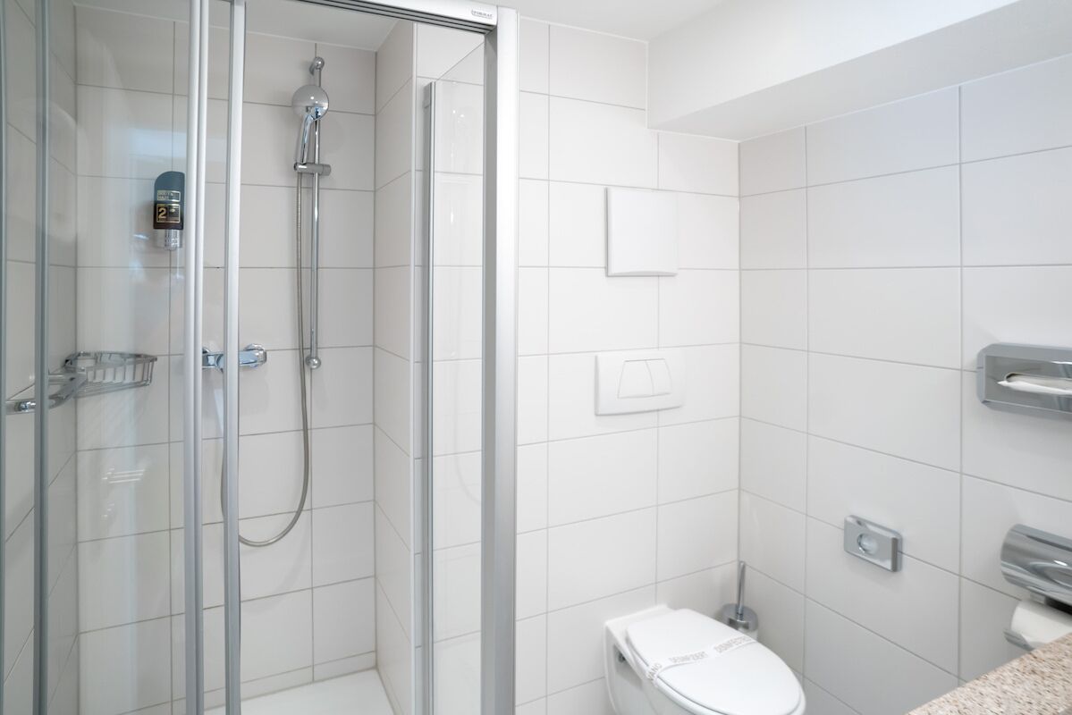 Einzelzimmer City (ohne Klimaanlage) | Banheiro | Secador de cabelo, toalhas de banho, papel higiênico 