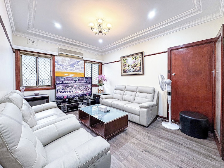 Spacious 5br Family Home / 2 Free Parking / Walk To Train & Shops - Auburn