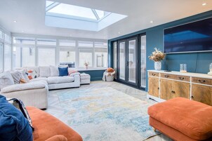 Casa (6 Bedrooms) | Sala de estar | Smart TV de 30 polegadas com canais digitais, ténis de mesa 