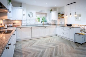 Casa (6 Bedrooms) | Cozinha privada | Um micro-ondas, um forno, uma cadeira de bebé 