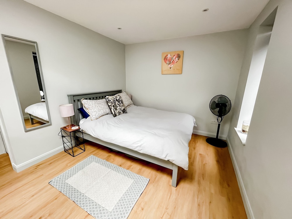 Modern Self contained Garden Studio, sleeps up to 4 - London | Vrbo
