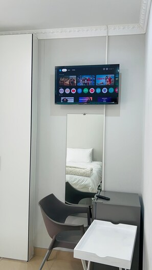 Quarto Duplo Comfort, não fumadores, serviço de limpeza e arrumação | Cofre no quarto, secretária 