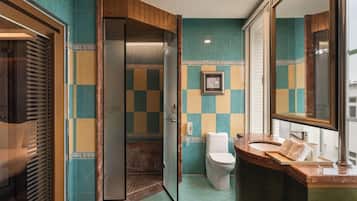 Quarto casal superior | Banheiro | Secador de cabelo, chinelos, toalhas de banho, shampoo