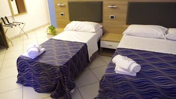 Minibar, cofre com capacidade para portátil, secretária