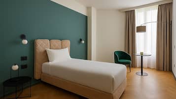 Quarto Individual | Minibar, cofre com capacidade para portátil, secretária