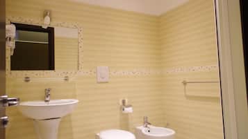 Um secador de cabelo, toalhas fornecidas, sabão, champô