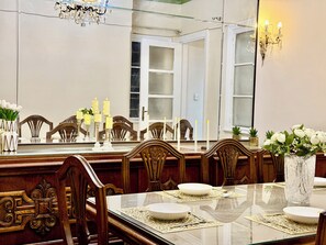 Apartamento Deluxe, 3 quartos, varanda, Vista para a cidade | Restaurantes