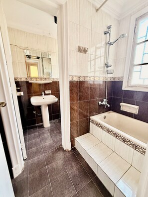Apartamento luxo, 1 quarto, vista para a cidade | Banheiro | Chuveiro/banheira combinados, produtos de toalete grátis