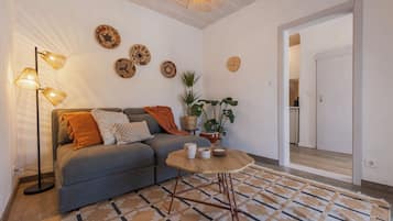 Casa geminada clássica, vista para o jardim | Área de estar | TV de tela plana