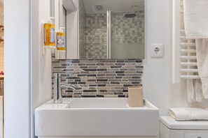 Casa de Férias Clássica, vista para o jardim | Casa de banho | Um polibã, um secador de cabelo, toalhas fornecidas, sabão 