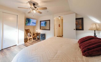 Casa, várias camas, varanda, vista para a montanha (Whispering Pines Cabin) | 4 quartos, individualmente decorados, individualmente mobiliados