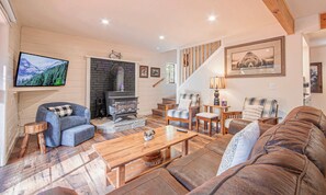 Casa, várias camas, pátio, vista para a montanha (Whispering Pines Cabin) | Sala de estar