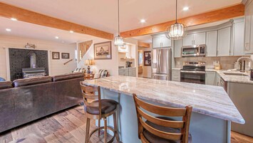 Casa, várias camas, pátio, vista para a montanha (Whispering Pines Cabin) | Cozinha privada